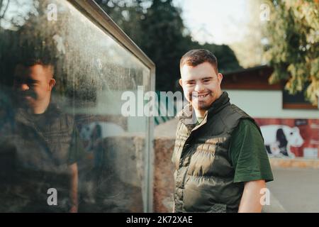 Hausmeister mit Down-Syndrom im Zoo Reinigung Tiergehege. Konzept der ...