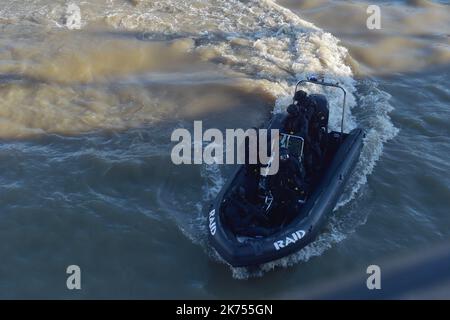Präsident Emmanuel Macron nimmt ein Boot mit anderen Staatsoberhaupt an ...