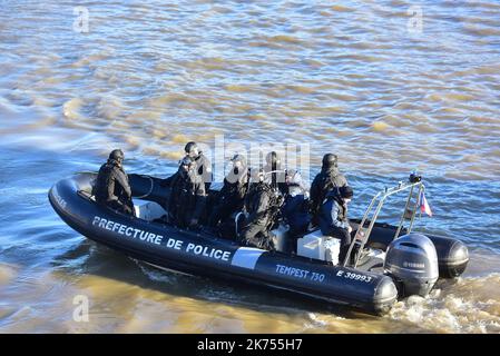 Präsident Emmanuel Macron nimmt ein Boot mit anderen Staatsoberhaupt an ...