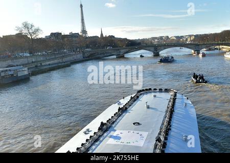 Präsident Emmanuel Macron nimmt ein Boot mit anderen Staatsoberhaupt an ...