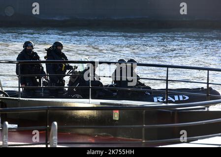 Präsident Emmanuel Macron nimmt ein Boot mit anderen Staatsoberhaupt an ...