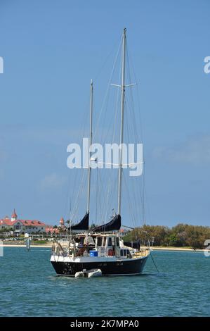 Boote, die bei schönem, klaren Wetter an der australischen Goldküste ...