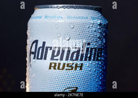 Tjumen, Russland-27. September 2022: Verschiedene Energy Drinks Adrenalin-Kick. Die eigene Marke ...