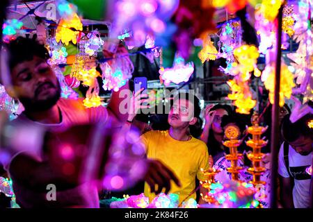 Kalkutta, Indien. 20. Oktober 2022. Vor dem Diwali-Fest sind auf einem ...