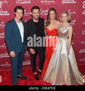 George Krissa, Jonathan Bennett, Rachel Boston und Gina Claire Mason ...