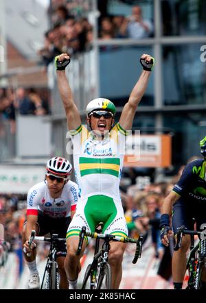 Der australische Straßenrennmeister Simon Gerrans feiert den Gewinn der ...