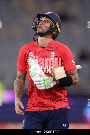 Der englische Schlagmann Alex Hales, nachdem er vom afghanischen Bowler ...