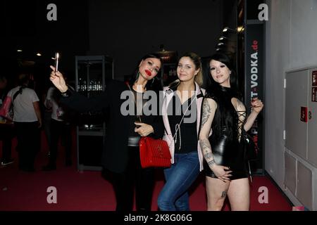 Djamila Rowe, Yvonne Woelke und Desirée Black auf der 25. Venus Berlin ...