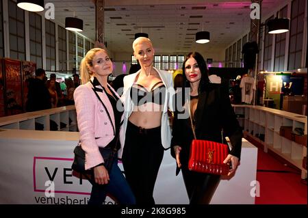 Yvonne Woelke, Anike Ekina und Djamila Rowe auf der 25. Venus Berlin ...
