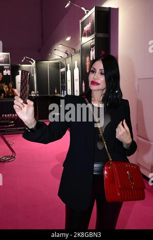 Djamila Rowe auf der 25. Venus Berlin 2022 in den Messehallen unter dem ...