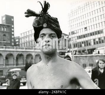 Oslo 06/02-1970. Fakiren El Jucan (alias Einar Olsen) über Youngstorget ...