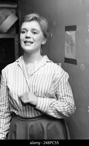 Oslo im Herbst 1956. Frogner Gymnas gibt eine Bewertung vor. Hier Kari diesen Dy ('Lille-Kari ...