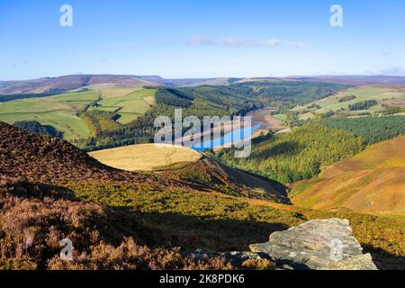 Niedriger Wasserstand am Ladybower Reservoir Derbyshire UK enthüllt ...