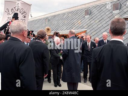 Alvdal. Eröffnung des Aukrustsenteret in Alvdal. König Harald mit Kjell ...