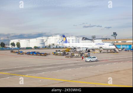 Frankfurt, Deutschland - SEP 20, 2012: Lufthansa-Flugzeuge parken am ...