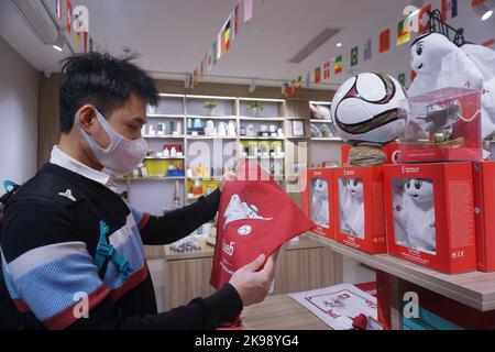 HANGZHOU, CHINA - 27. OKTOBER 2022 - Bürger fotografieren das WM ...