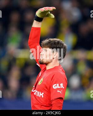 Dortmund/Deutschland. 25.. Oktober 2022, Goalwart Gregor KOBEL (DO) gibt seine Handschuhe nach ...