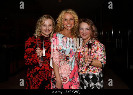 Sabine Elara, Victoria Herrmann und Corinna anders bei der Liveshow ...