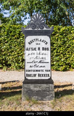 MARUM, Niederlande - 2. September 2022: Altes Grab mit Baum des Lebens ...