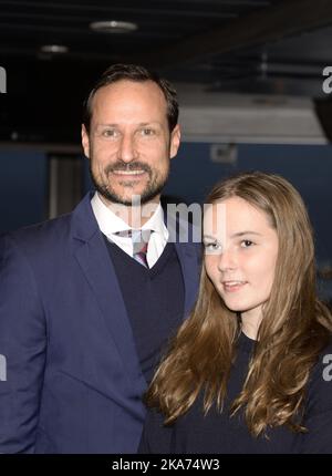 Tromsoe, Norwegen 20181117. Prinzessin Ingrid Alexandra füttert Wels ...