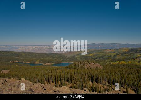 Ein Blick von Crag Crest, dem Gipfel von Colorado's Grand Mesa. Die ...