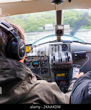 Bush Pilot & Guide Rolan Ruoss; Sea Hawk Air; Pilot seines de Havilland ...