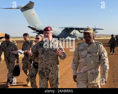 Niger, Tillia: 01. November 2022, Eberhard Zorn (2. von rechts ...