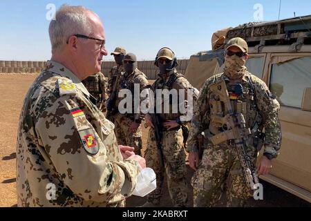 Niger, Tillia: 01. November 2022, Eberhard Zorn (2. von rechts ...