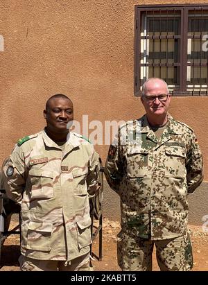 Niger, Tillia: 01. November 2022, Eberhard Zorn (2. von rechts ...