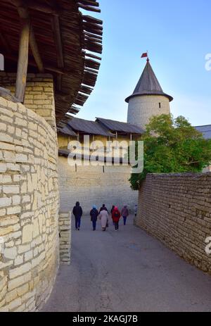 Der alte Pskow-Kreml. Der Verteidigungskorridor am Trinity Tower der ...