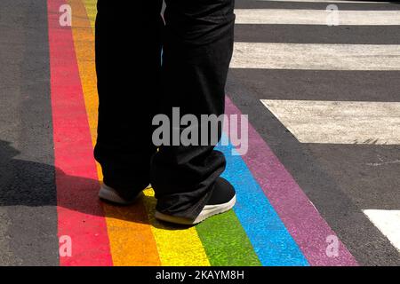 Kürzlich werden Fußgängerübergänge, die mit den bunten Farben der LGBT ...