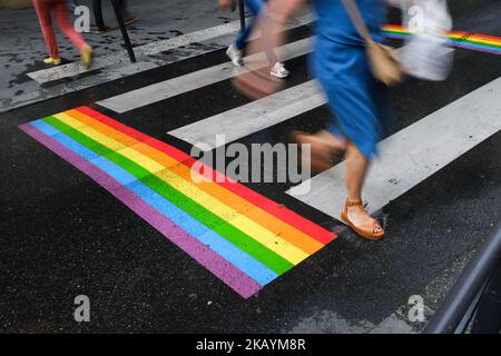Kürzlich werden Fußgängerübergänge, die mit den bunten Farben der LGBT ...