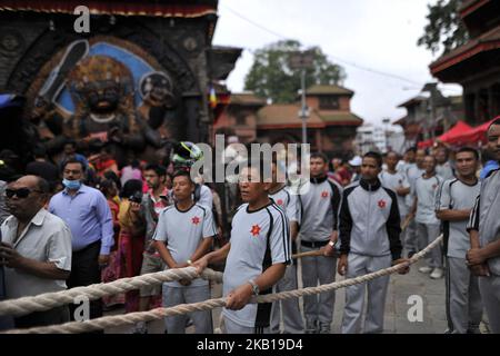 Nepalesische Anhänger ziehen am ersten Tag des Indra Jatra Festivals am ...