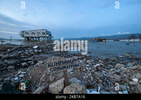 Der Zustand der Küste der Palu Bay ein Jahr nach dem Tsunami in Kampung ...