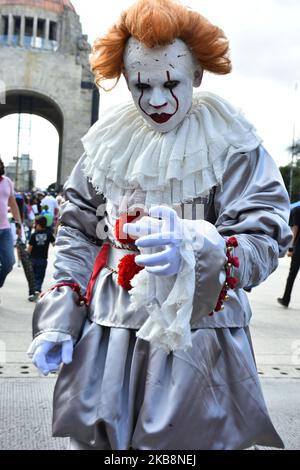 Ein Mann, der als Pennywise (IT) getarnt ist, wird beim jährlichen ...