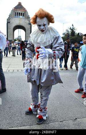 Ein Mann, der als Pennywise (IT) getarnt ist, wird beim jährlichen ...