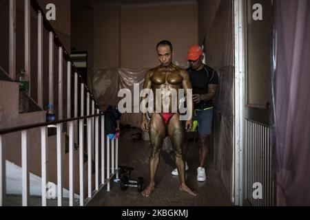 Männlicher Bodybuilding-Athlet bereitet sich während der State and ...