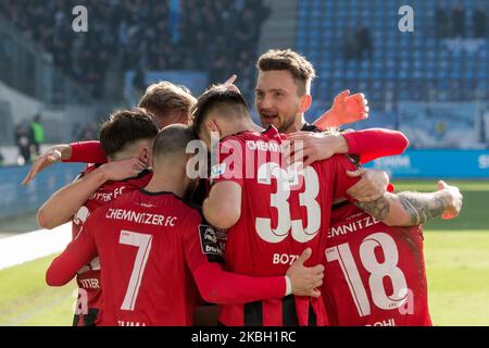 Dejan Bozic aus Chemnitz feiert das erste Tor mit Teamkollegen während ...