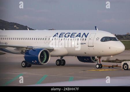 Ein nagelneues Airbus A320neo-Flugzeug mit dem neuen Logo und der ...