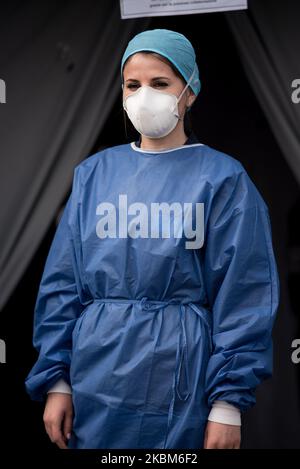 Eine der Krankenschwestern, die am Eingang des Triage-Zeltes für Kranke ...