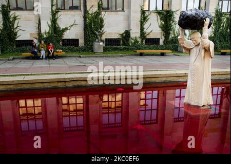 Die Skulptur namens 'vergifteter Brunnen' von Jerzy Kalina, vor dem ...
