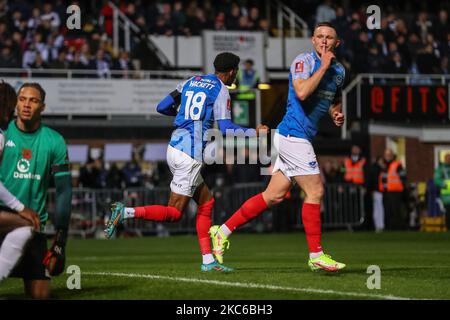REECO Hackett-Fairchild #18 von Portsmouth feiert sein Ziel, es 1-1 ...