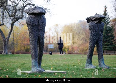 Die Skulpturen 'Zinaxin und Dolacin' von Magdalena Abakanowicz sind am ...