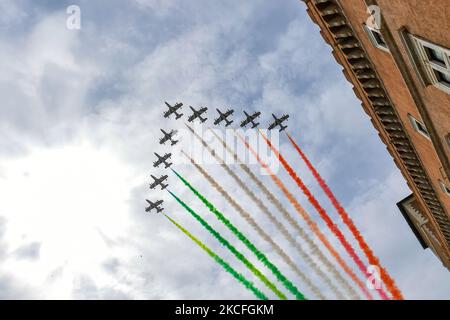 Die Passage der Frecce Tricolori über die 'Altare della Patria ...