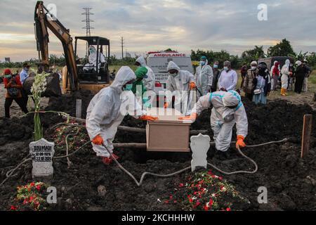 Am 22. Juli 2021 tragen die Bestattungsmitarbeiter einen Sarg für die Opfer des Covid-19 ...