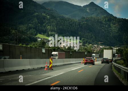 Ein Blick von der Brennerautobahn mit Durchfuhr von Fahrzeugen. Am 19 ...