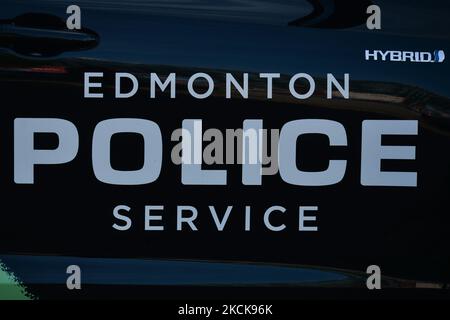Das Logo von Edmonton Police Serrvice, das auf einem geparkten ...
