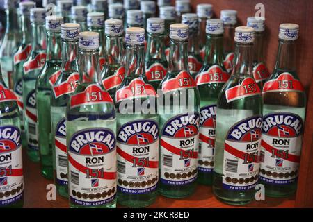 Flaschen Rum in der Brugal Rumfabrik in Puerto Plata, Dominikanische Republik. The151 Rum hat ...