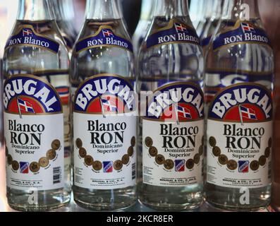 Flaschen Rum in der Brugal Rumfabrik in Puerto Plata, Dominikanische Republik. The151 Rum hat ...