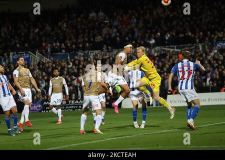 Jonathan Mitchell von Hartlepool United kollidiert mit Chris Forino ...